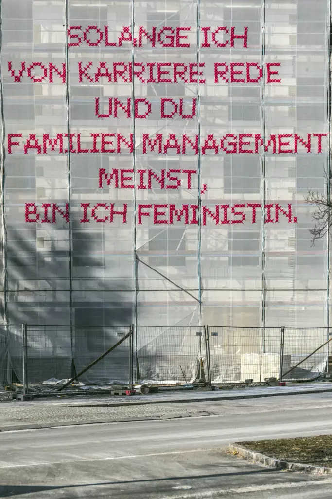 Bu Rəssam Avstriyanın Ən Prestijli İncəsənət Məktəbinin fasadını 56 Futluq Feminist Manifestlə suvaq edib 10005_5