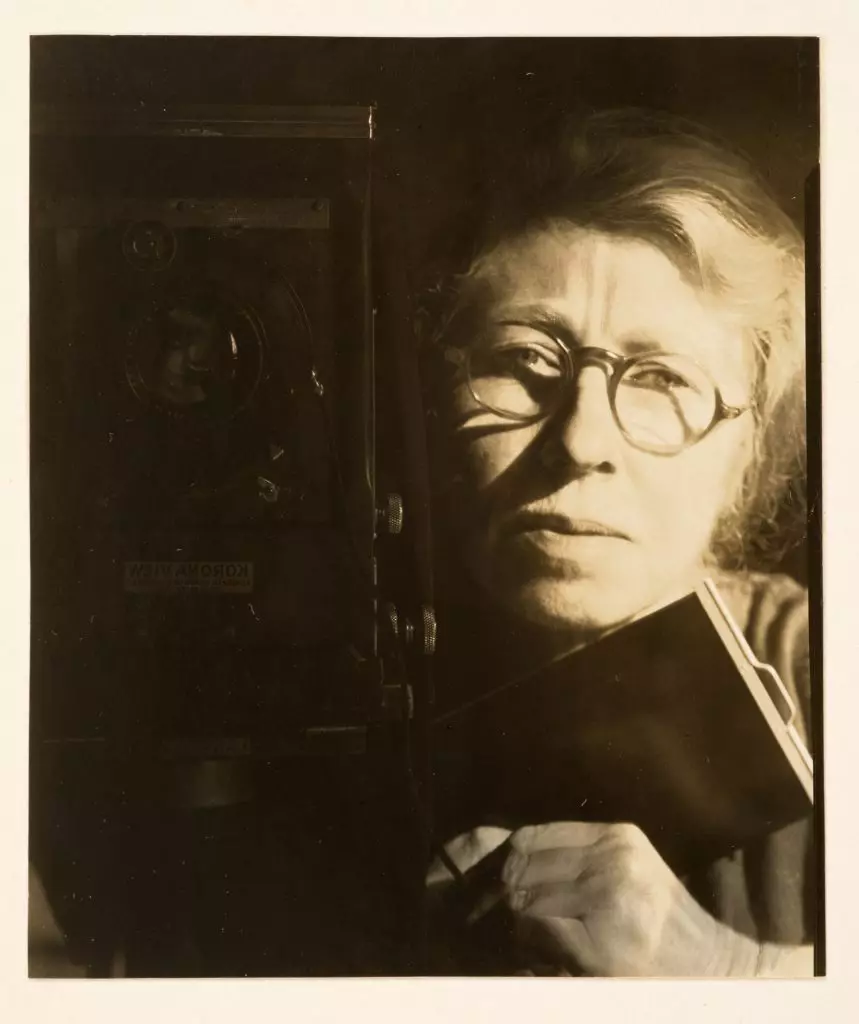 Imogen Cunningham၊ Korona View with Self-Portrait (1933)။ © Imogen Cunningham Trust