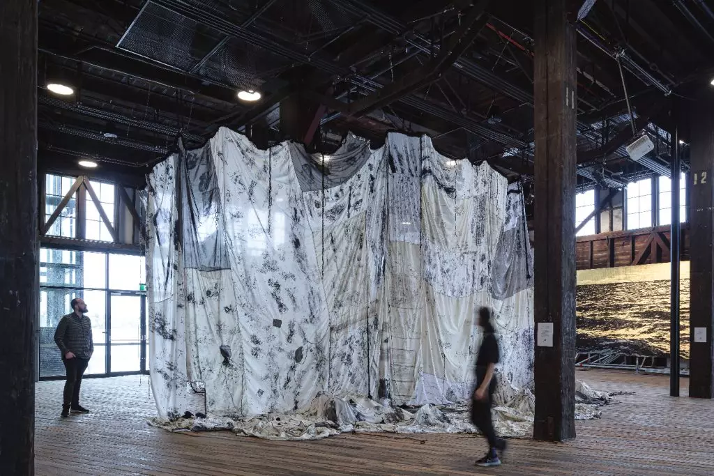 Ka Litšoantšo: Bona Lintlha-khōlō Tse Tsoang ho Sydney Biennale, Moo Baetsi ba Litšoantšiso ba Nahanang Hape ka Kamano ea Rōna le Metsi. 1005_18