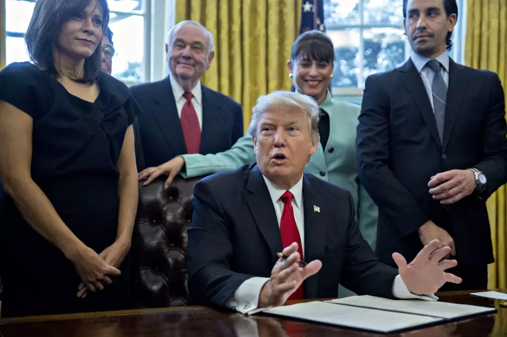 Amerikaanske presidint Donald Trump sprekt foardat hy in útfierend oarder tekenet. Photo by Andrew Harrer — Pool/Getty Images.