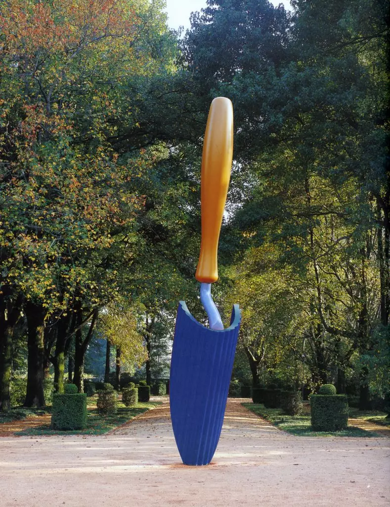 Itumọ ti Claes Oldenburg ati Coosje van Bruggen's Plantoir, Blue (2001–21). Iteriba awọn oṣere ati Paula Cooper Gallery.