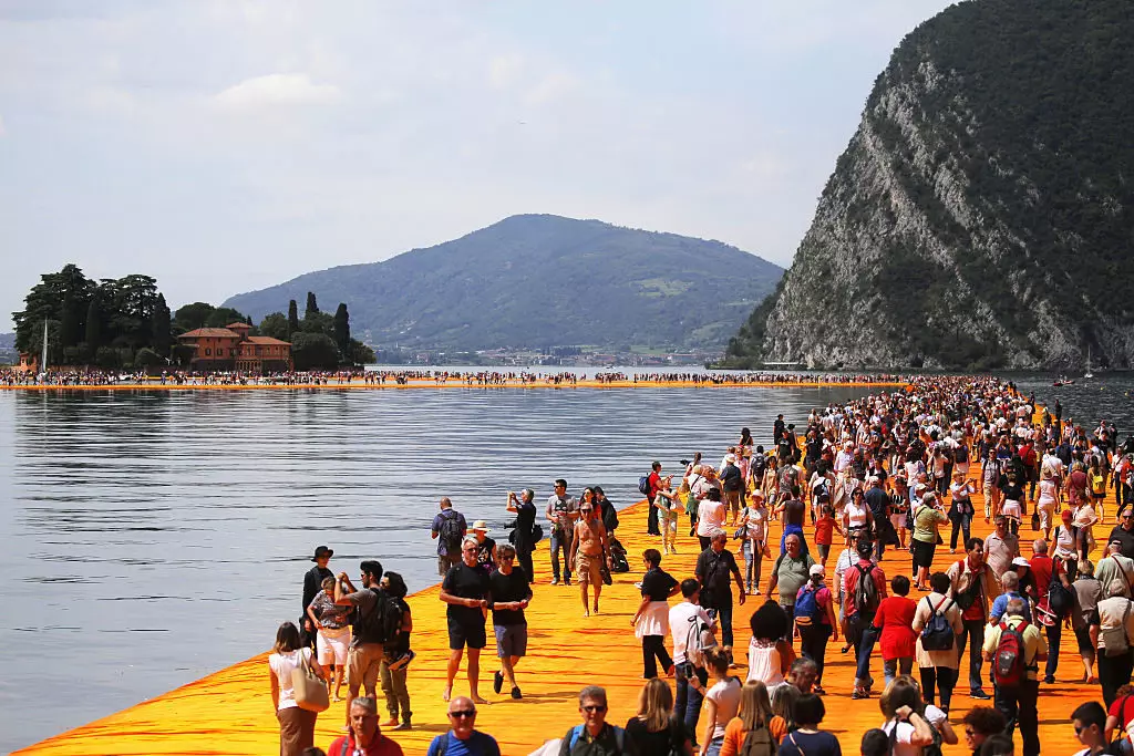 Nhamba dzevashanyi kuChristo's Floating Piers (2016) dzakakunda zviremera zvenzvimbo. Mufananidzo: MARCO BERTORELLO/AFP/Getty Images.