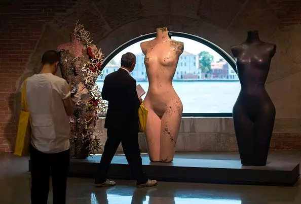 D'Visiteure kucken déi dräi 'Grecian Nude' bei der Pressepresentatioun vun der Ausstellung 'Treasures from the Wreck of the Unbelievable' vum britesche Kënschtler Damien Hirst an der Pinault Collection zu Punta della Dogana a Palazzo Grassi zu Venedeg de 6. Abrëll 2017. Foto Kredit soll Miguel Medina/AFP/Getty Images liesen.