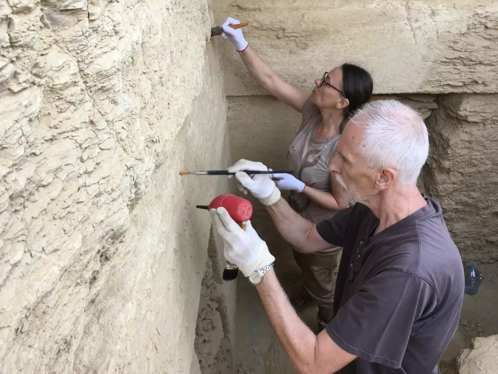 Awọn olutọju Zbigniew Godziejewski ati Iwona Ciszewska-Woźniak n ṣiṣẹ lori facade ti iboji Mehtjetju. Aworan iteriba ti A. Kowalska / Polish Center of Mediterranean Archaeology, University of Warsaw.