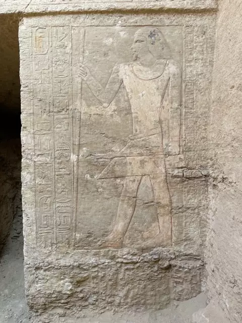 Représentation en relief du propriétaire de la tombe sur la façade de la tombe. Photo publiée avec l'aimable autorisation de J. Dąbrowski/ Centre polonais d'archéologie méditerranéenne, Université de Varsovie.