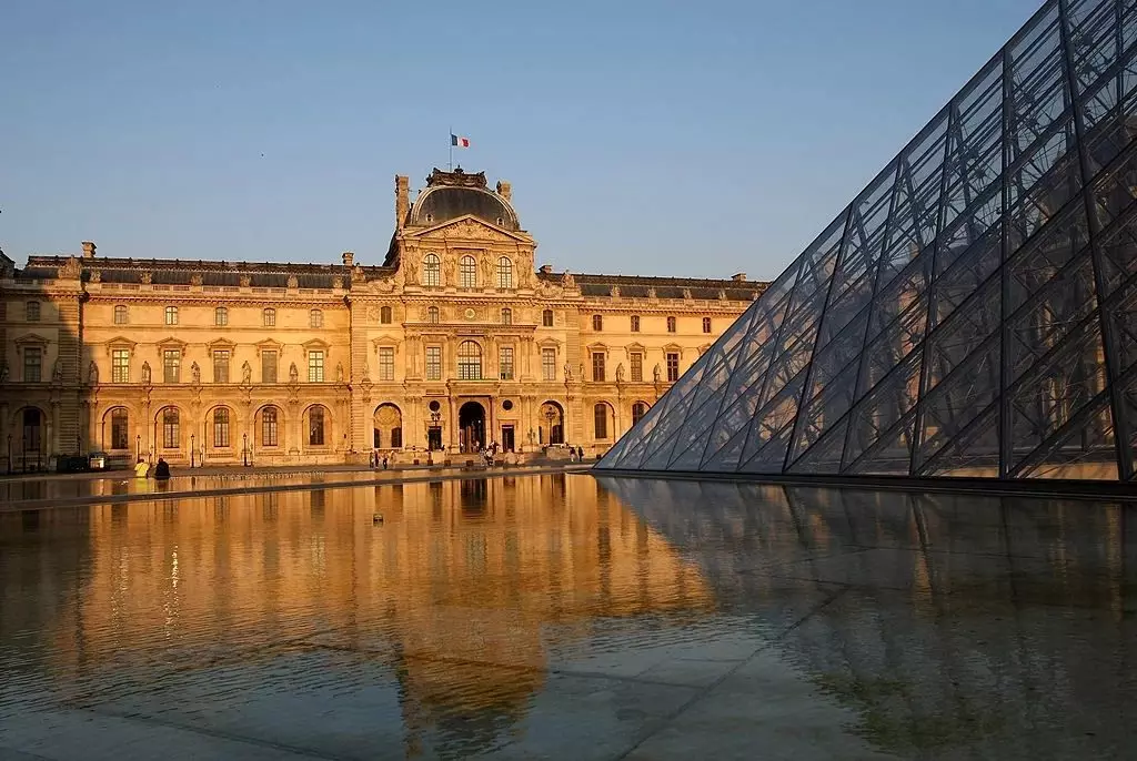 Louvre Museoa 2008an uholdeak jasan ondoren. Argazkia Mike Hewitt/Getty Images.