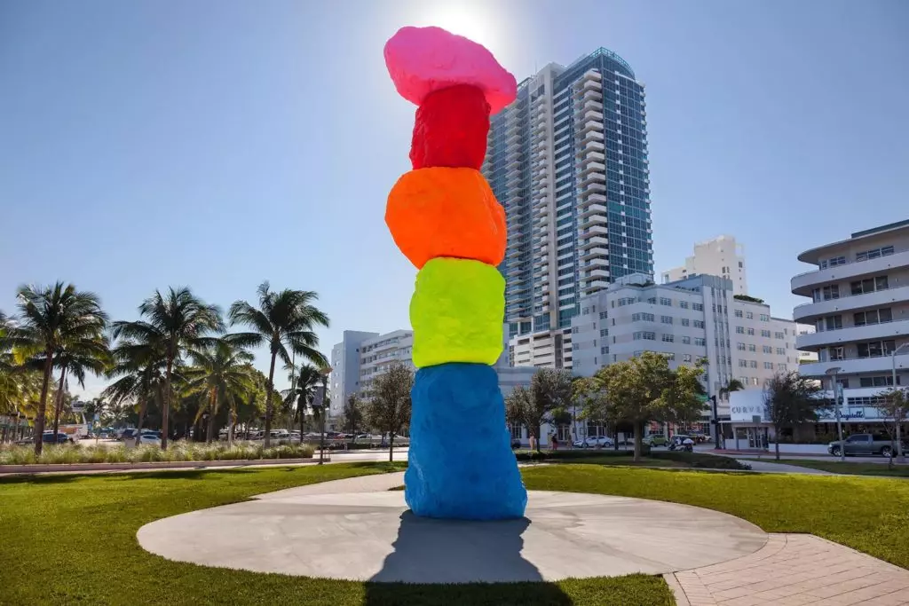 Ugo Rondinone's Miami Mountain, (2016). Hoto © Zachary Balber. Kyauta na The Bass, Miami Beach.