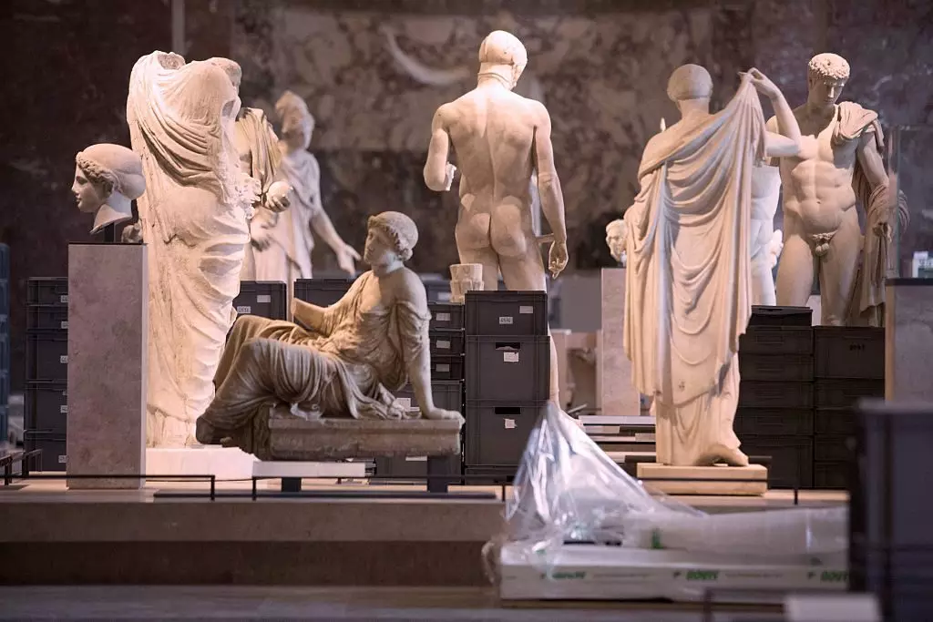 Louvre-ko erreserbako artelan baliotsuak estatuen artean gordeta, euriteek Sena hiru hamarkadatan maila gorenera eraman ostean sototik atera ondoren. Geoffrey van der Hasselt/AFP/Getty Images.