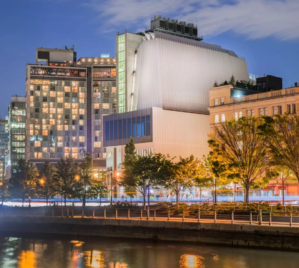 Pohled na Whitney Museum z řeky Hudson. Fotografie Karin Jobst.