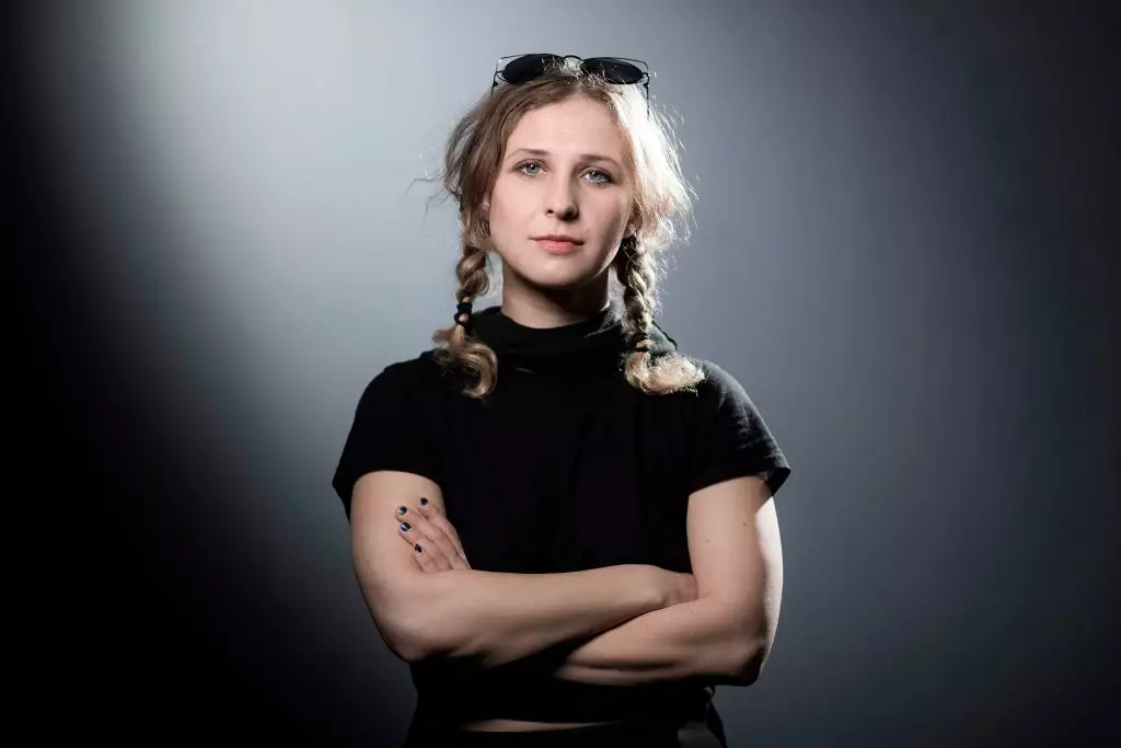 Art Industry News: Inside Pussy Riot-medgrunnlegger Maria Alyokhinas episke flukt fra Russland forkledd som en matbud + andre historier