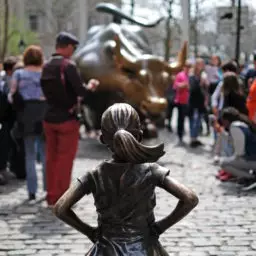 Estátua da menina destemida permanecerá em Wall Street até 2018 10284_2