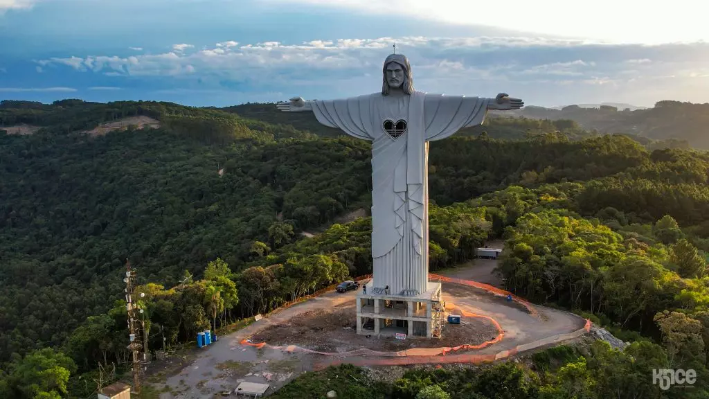 Uma pequena cidade brasileira construiu uma estátua de 143 pés de Jesus - ainda mais alto que o icônico 'Cristo Redentor' do Rio