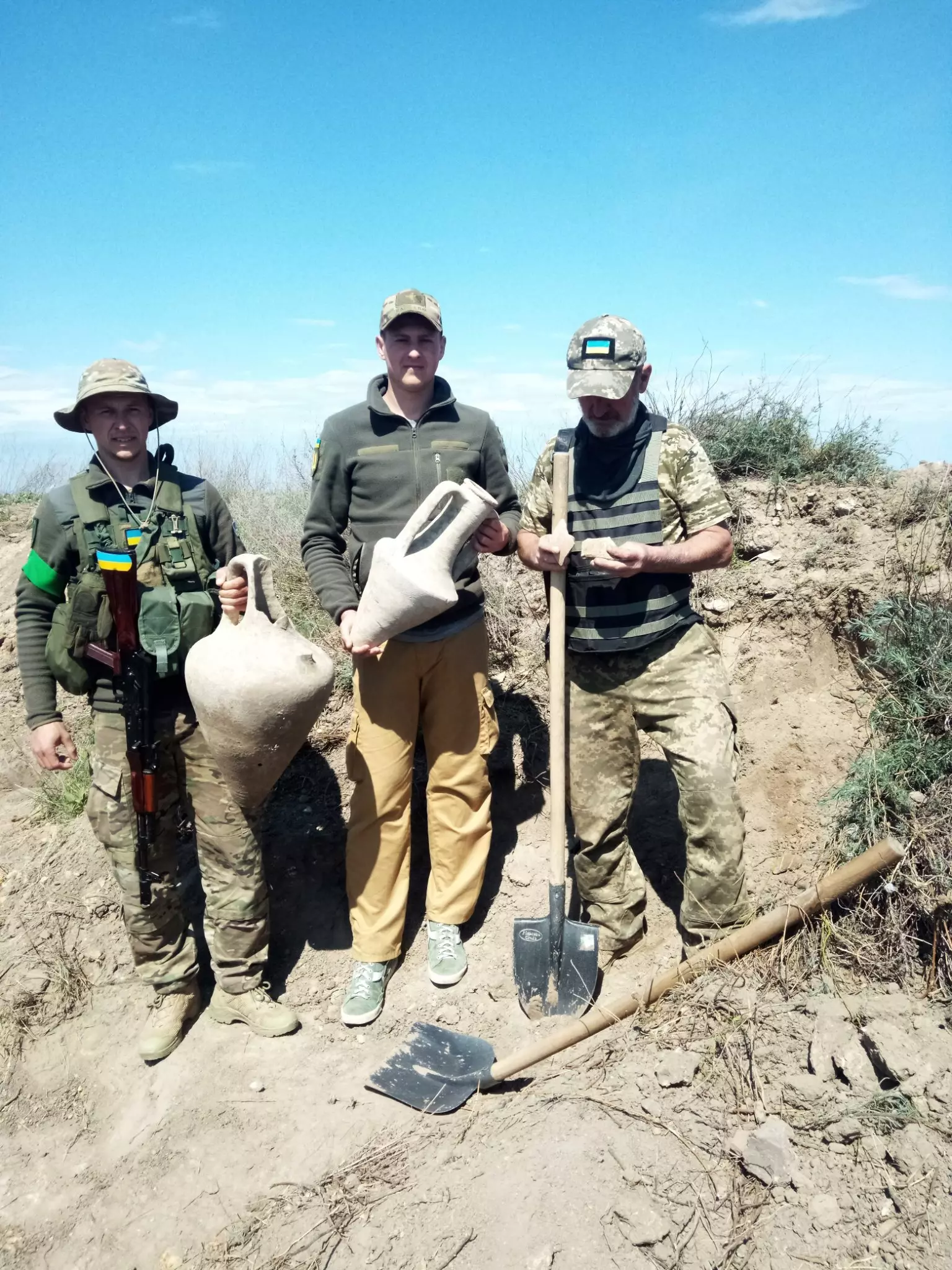 Els soldats ucraïnesos van descobrir un fons d'urnes gregues antigues mentre excavaven trinxeres a Odessa