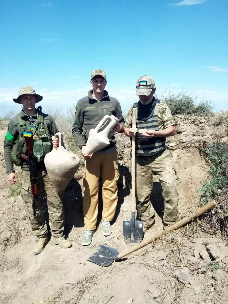 Cov tub rog nrhiav pom ancient amphora nyob rau hauv Odessa, Ukraine. Diam duab courtesy of 126th Territorial Defense.