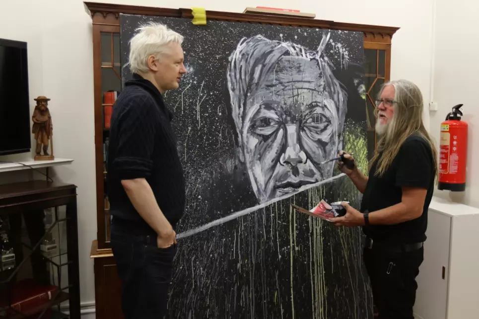 L'artista George Gittoes amb Julian Assange a l'ambaixada de l'Equador a Londres. Cortesia de l'artista.