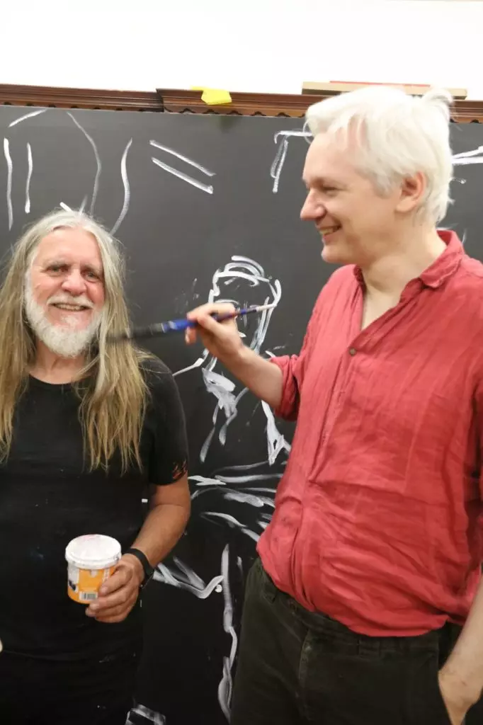 L'artista George Gittoes amb Julian Assange a l'ambaixada de l'Equador a Londres. Cortesia de l'artista.