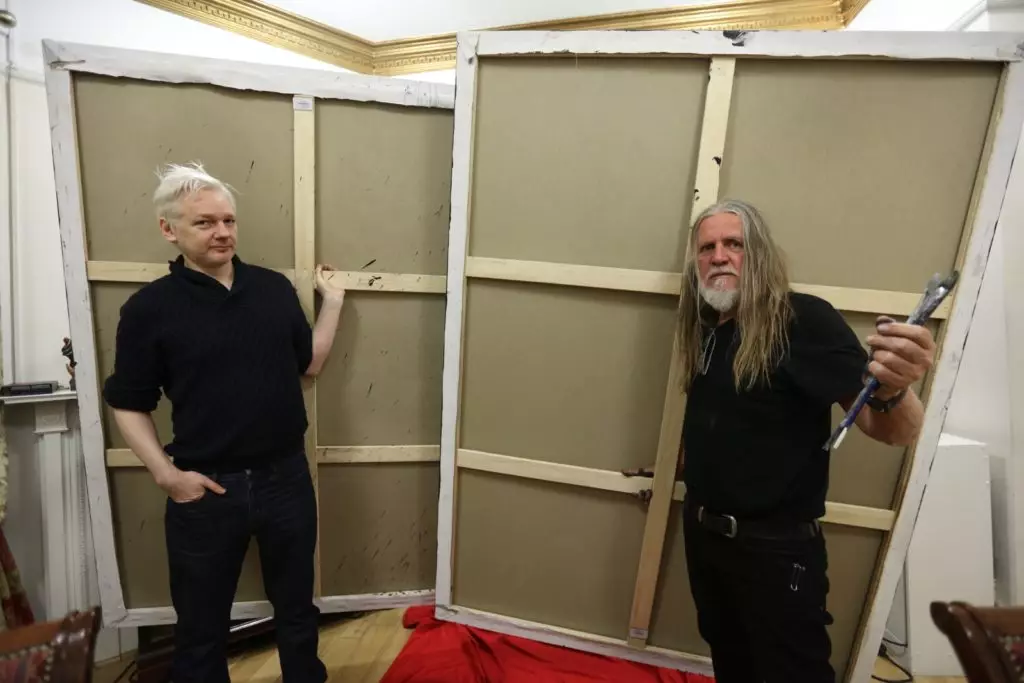 L'artista George Gittoes amb Julian Assange a l'ambaixada de l'Equador a Londres. Cortesia de l'artista.