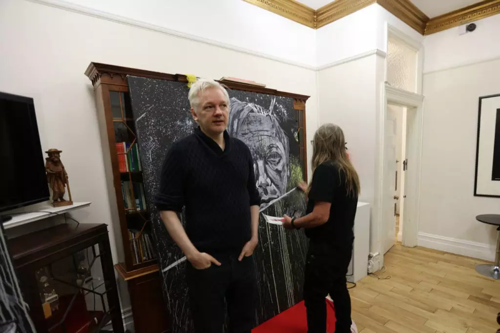 L'artista George Gittoes amb Julian Assange a l'ambaixada de l'Equador a Londres. Cortesia de l'artista.