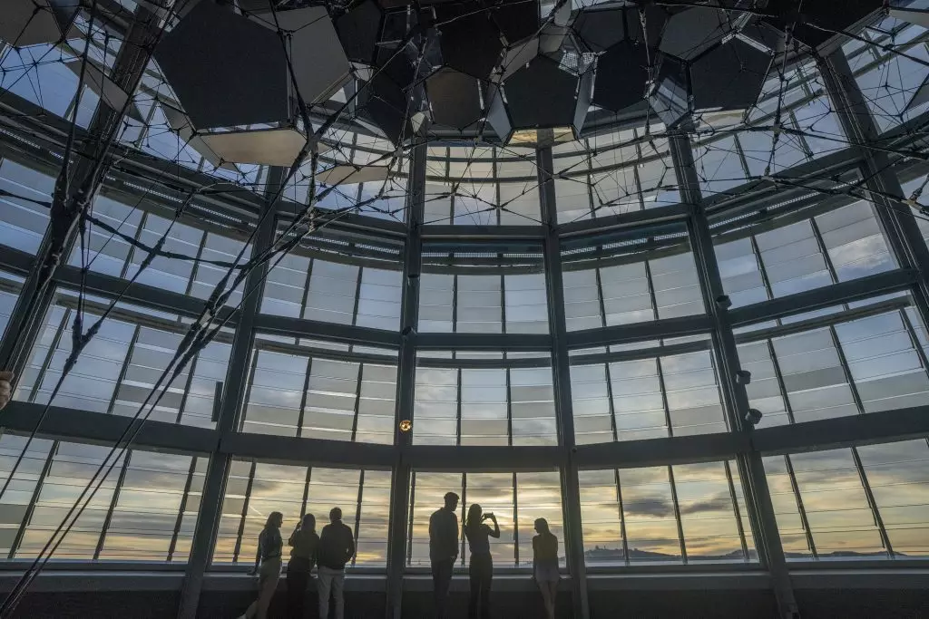 Tomas Saraceno, Barselonanyň meşhur çilim şekilli Torre Glòries-iň ýokarsynda interaktiw gurnama gurýar