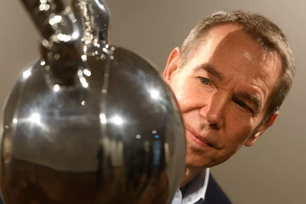 Jeff Koons akuyang'ana Kalulu wake. Chithunzi chojambulidwa ndi Leon Neal/Getty Images.