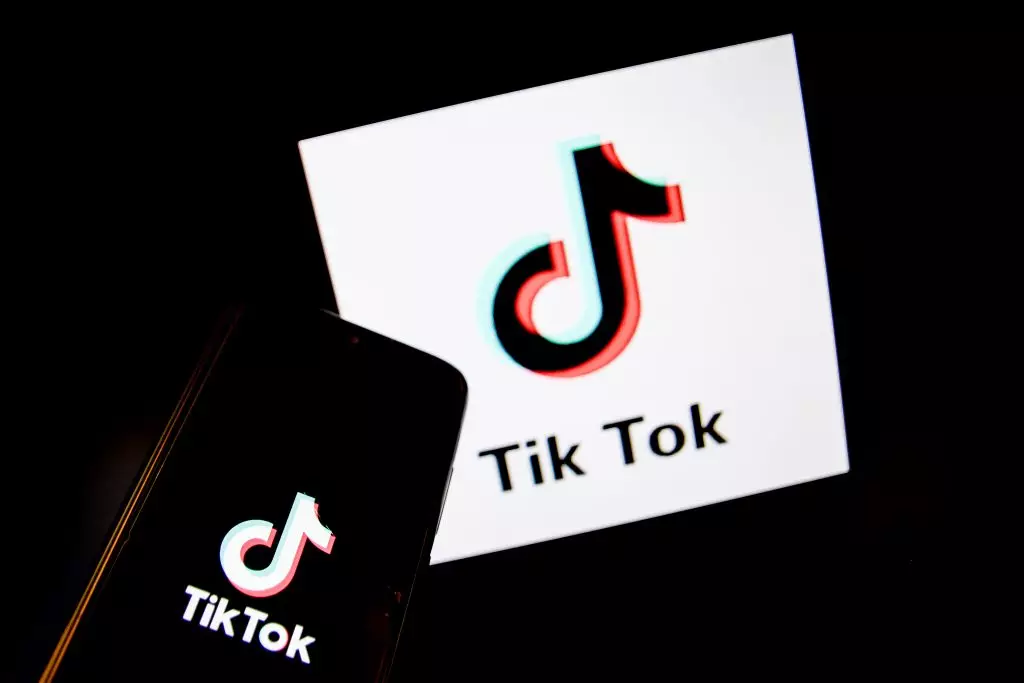 Президент Дональд Трамп коопсуздук коркунучунан улам популярдуу TikTok видео бөлүшүү колдонмосуна АКШдан тыюу салам деп коркутууда. (Николас Коковлистин фотосу/НурФото Getty Images аркылуу)