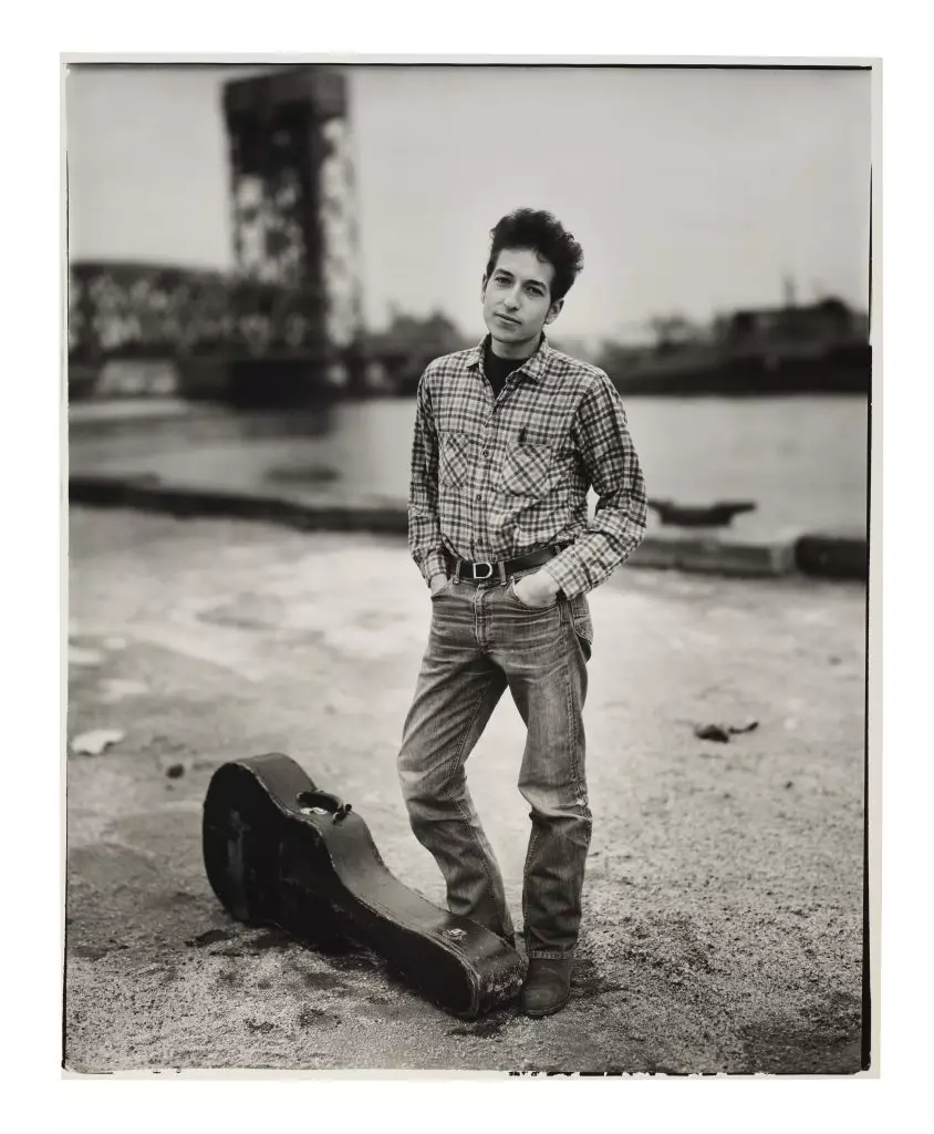 Richard Avedon, Bob Dylan, Folk Singer, New York City (1963). Iteriba ti Christie's Images, Ltd.