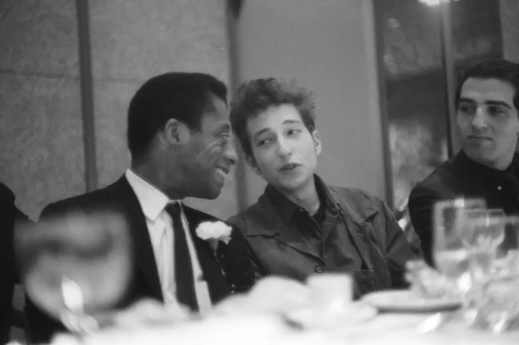 Ted Russell, Bob Dylan, Acil Sivil Özgürlükler Komitesi'nin Haklar Bildirgesi Yemeği'nde James Baldwin ile konuşuyor. Ted Russell/Polaris/Steven Kasher Gallery'nin izniyle.