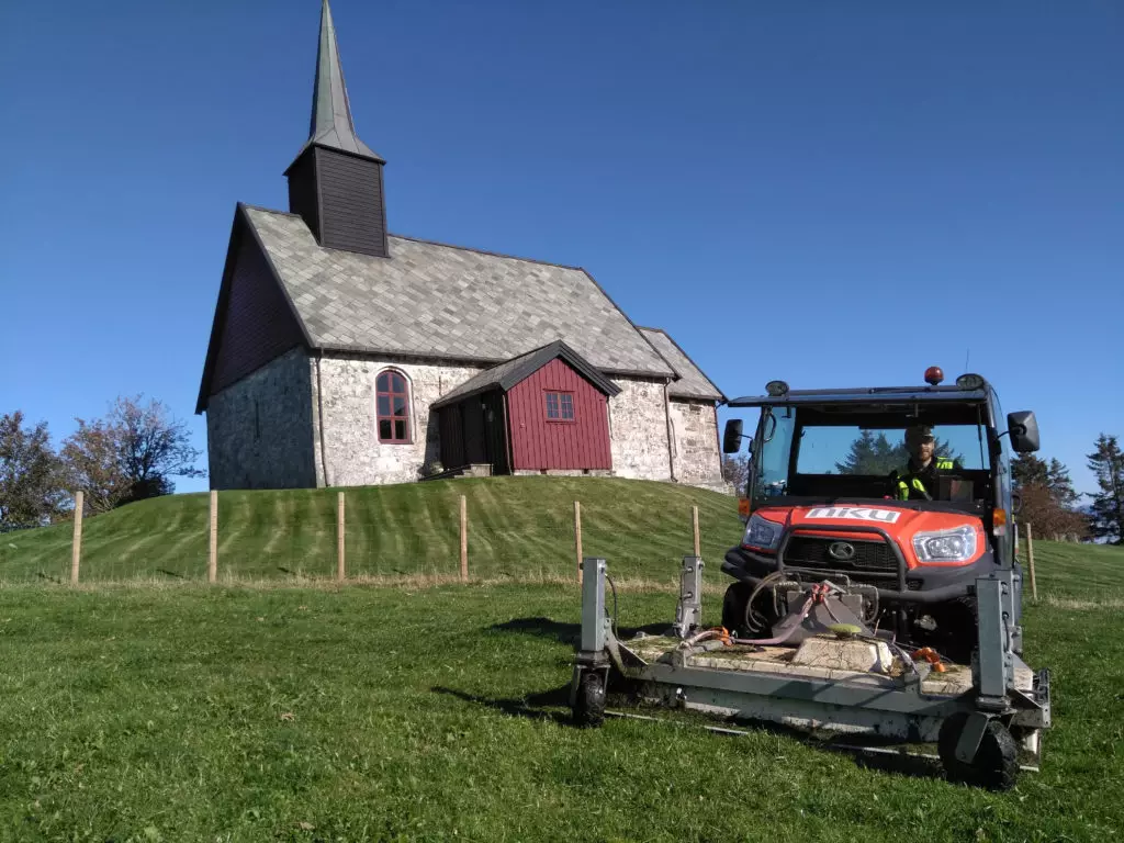 Georadar yang digunakan dalam penemuan kapal Viking terlihat di depan Gereja Edøy, tempat para arkeolog awalnya mencari sebelum menemukan bukti kapal Viking di ladang petani.