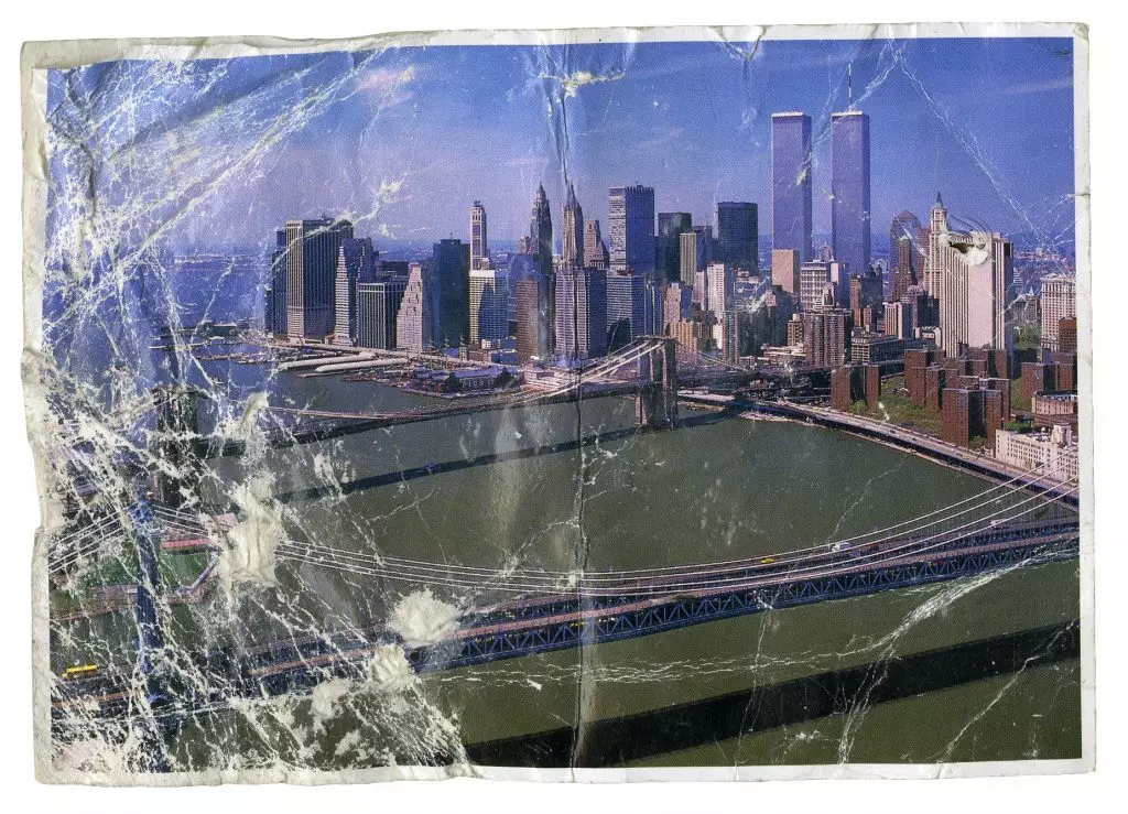 Carte postale récupérée sur le site du World Trade Center après le 11 septembre 2001. Collection du 9/11 Memorial Museum, don de la Cour suprême du Bronx, à la mémoire du capitaine Harry Thompson, Sgt. Mitchel Wallace et le sergent. Thomas Jürgens.