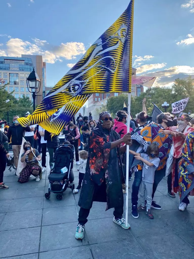 Hank Willis Thomas sa Wide Awakes rally sa Washington Square Park. Litrato ni Sarah Cascone.