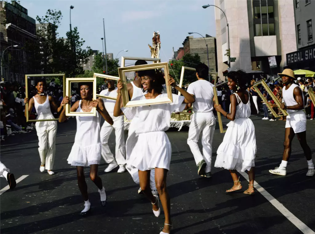 Lorraine O'Grady, Ubuhanzi Ari (Imbere ya Troupe), 1983/2009. © 2018 Lorraine O'Grady / Umuryango uharanira uburenganzira bw'abahanzi (ARS), New York. Tuyikesha Alexander Gray Associates, New York.