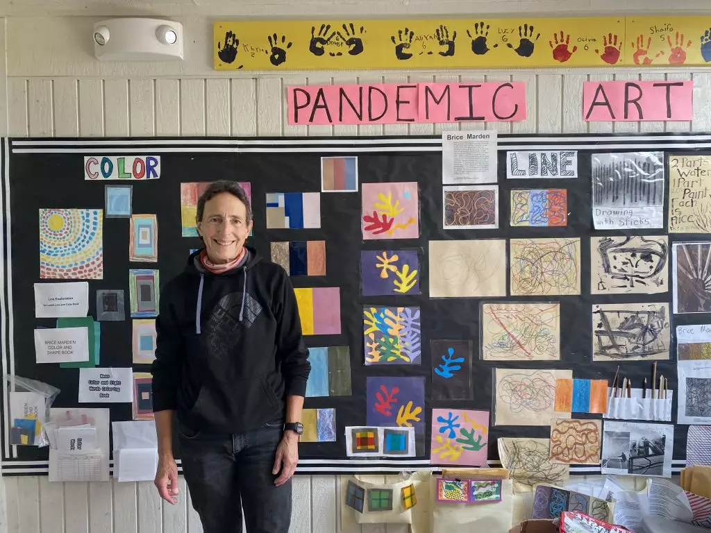 Ellen Oppenheimer avec des œuvres d'étudiants réalisées pendant la pandémie. Photo de Sarah Cascone.