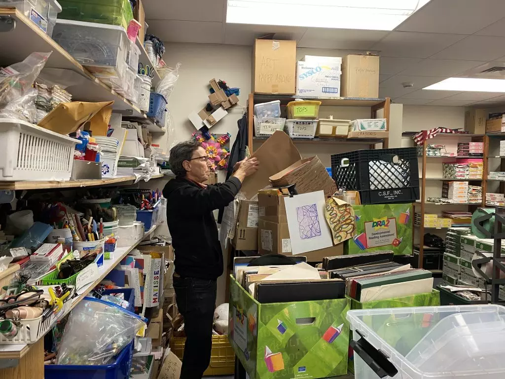 Ellen Oppenheimer dans le placard de fournitures d'art à Peralta Elementary. Photo de Sarah Cascone.