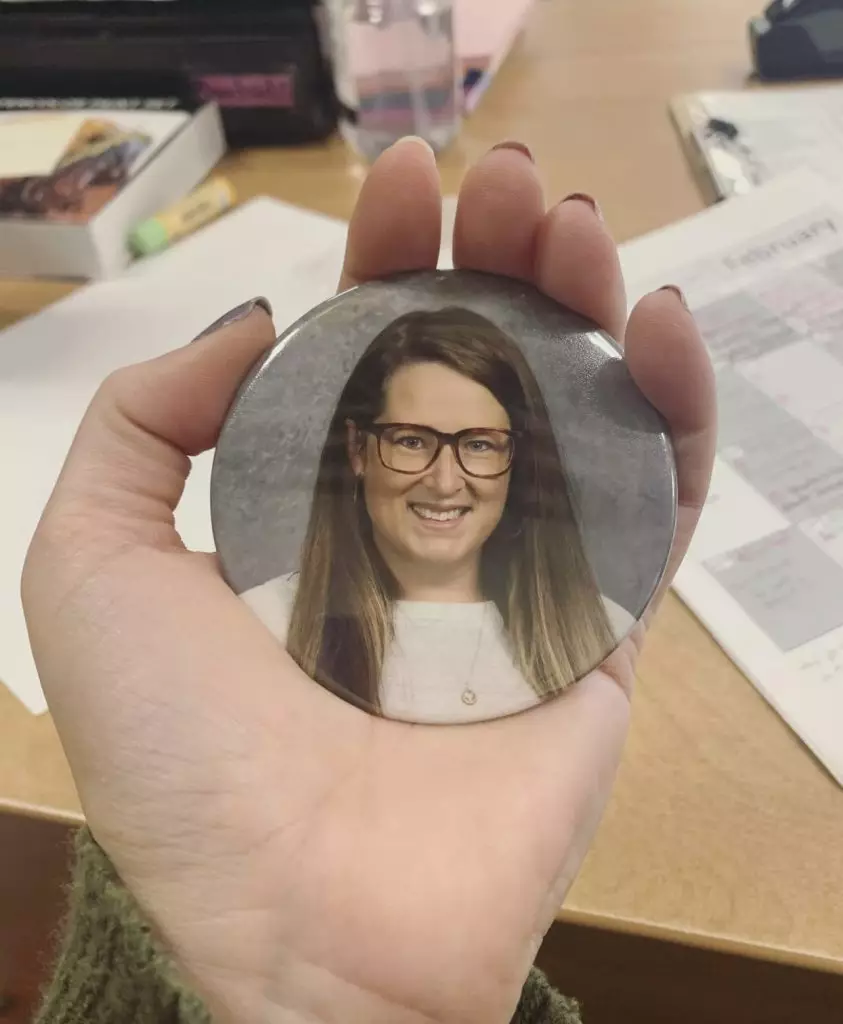 Grace Fletcher-Lantz ha indossato questa spilla in classe lo scorso anno scolastico, l'unico modo in cui gli studenti potevano vedere la sua faccia. Foto per gentile concessione di Grace Fletcher-Lantz.