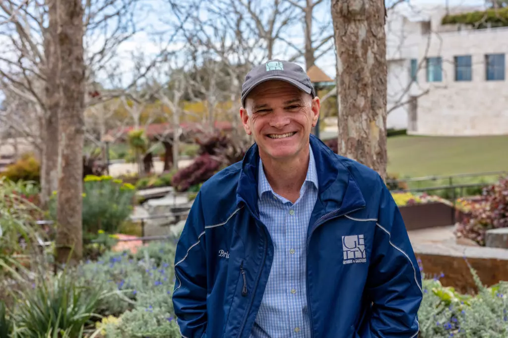 Brian Houck, haad fan terreinen en tunen, yn 'e Central Garden by it Getty Center, april 2020. Foto troch Christopher Sprinkle, mei dank oan it Getty Museum.