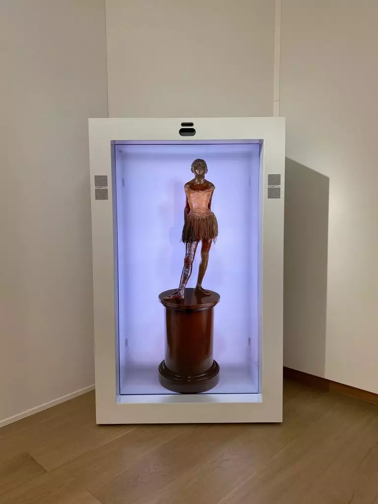 Isang hologram ng Petite danseuse de quatorze ans (1927) ni Edgar Degas, na dating nakikita sa mga sangay ng Christie's San Francisco at Hong Kong. Sa kagandahang-loob ni Christie.