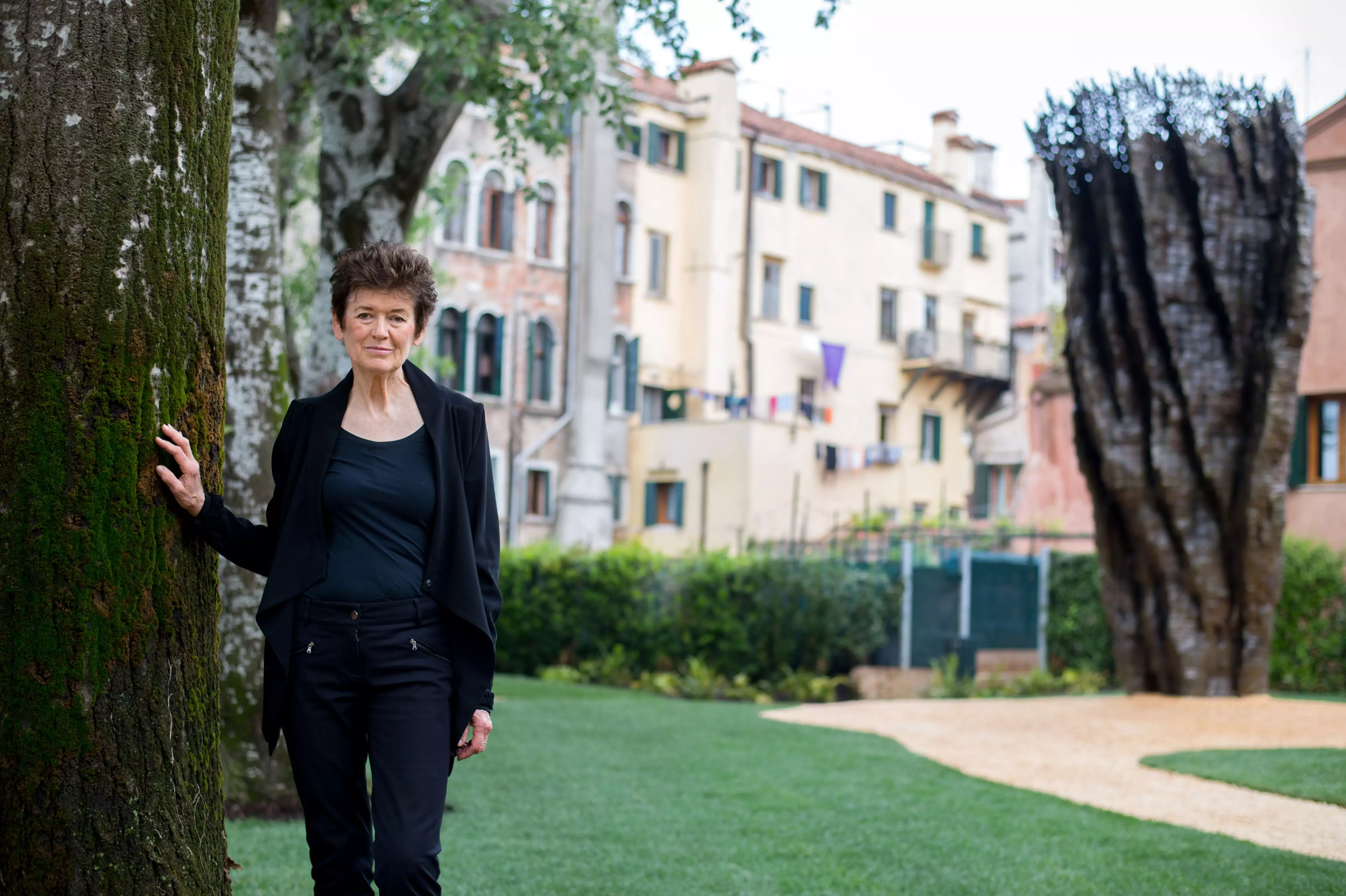 'Mən nə etmək istədiyimi söyləməyə çalışıram': Ursula von Rydingsvard Nəhəng heykəlləri üzə çıxarmaq üçün sidr bloklarını kəsərək izləyin