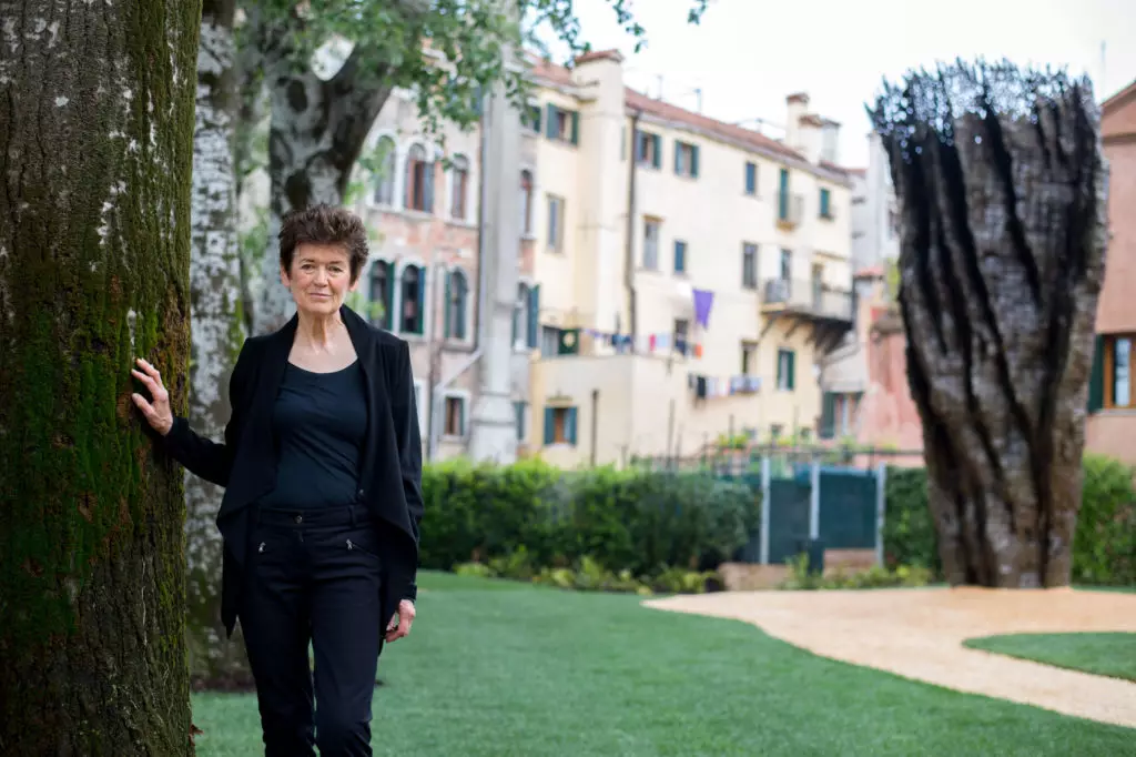 藝術家 Ursula Von Rydingsvard 在約克郡雕塑公園擺姿勢。照片：約克郡雕塑公園的 Venturelli/Getty Images。