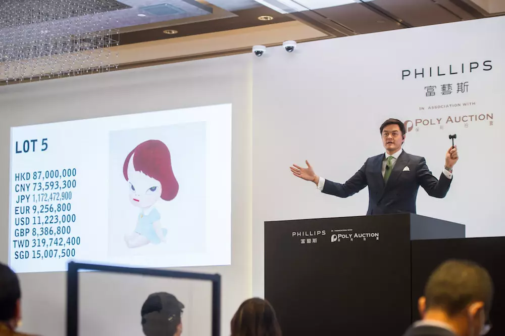 Jonathan Crockett, Phillips presidente dell'Asia, sul podio dell'asta per la vendita serale di Phillips e Poly Auction a Hong Kong. Immagine per gentile concessione di Phillips e Poly Auction.