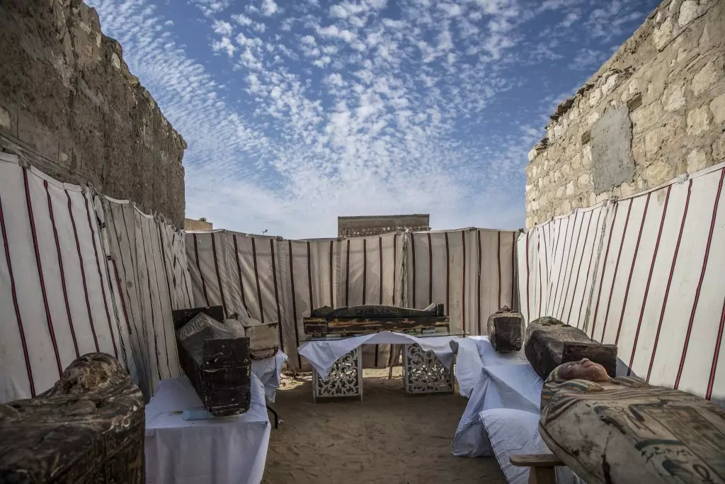 Odhalené zdobené drevené sarkofágy sú vystavené na egyptskej nekropole Sakkára. (Foto: KHALED DESOUKI/AFP cez Getty Images)