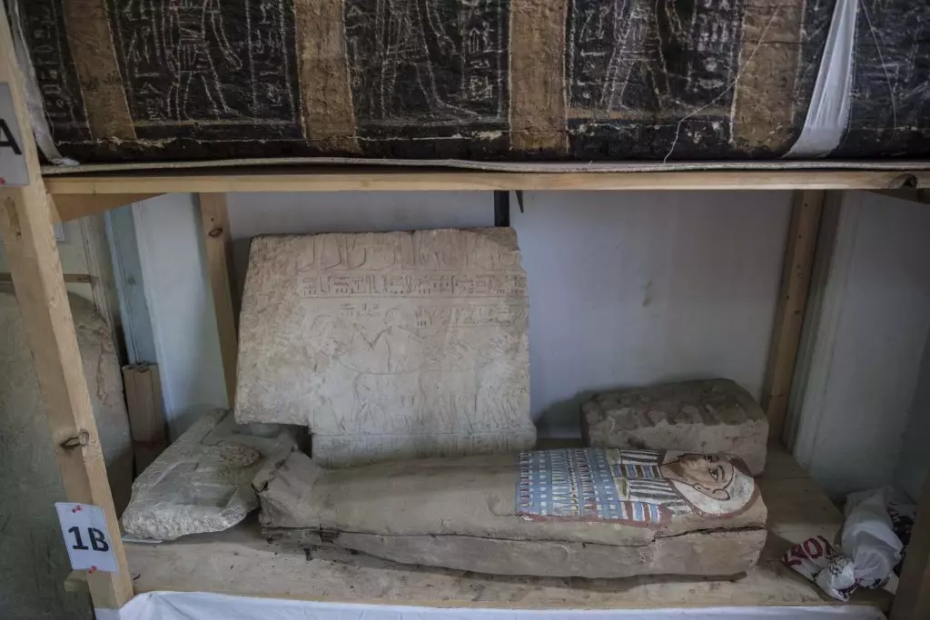 Misy sarcophagus vita amin'ny hazo voaravaka aseho mandritra ny fanambarana ofisialy momba ny fahitana. (Sary avy amin'i KHALED DESOUKI / AFP tamin'ny alàlan'ny Getty Images)