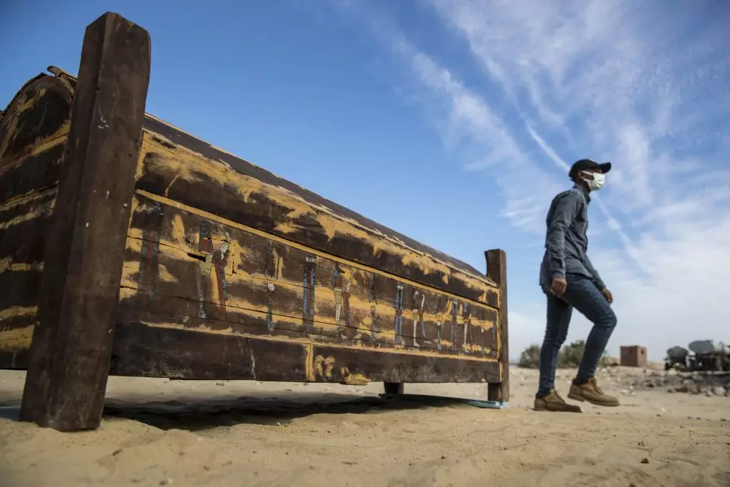 Misy sarcophagus vita amin'ny hazo voaravaka aseho mandritra ny fanambarana ofisialy momba ny fahitana. (Sary avy amin'i KHALED DESOUKI / AFP tamin'ny alàlan'ny Getty Images)