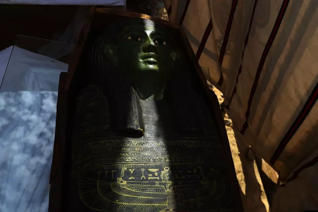 Ndị ọkà mmụta ihe ochie achọpụtala Sarcophagi 50 dị ịtụnanya na ụlọ nsọ eze nwanyị n'otu Necropolis Ijipt oge ochie—Lee Foto Ebe a 1055_6