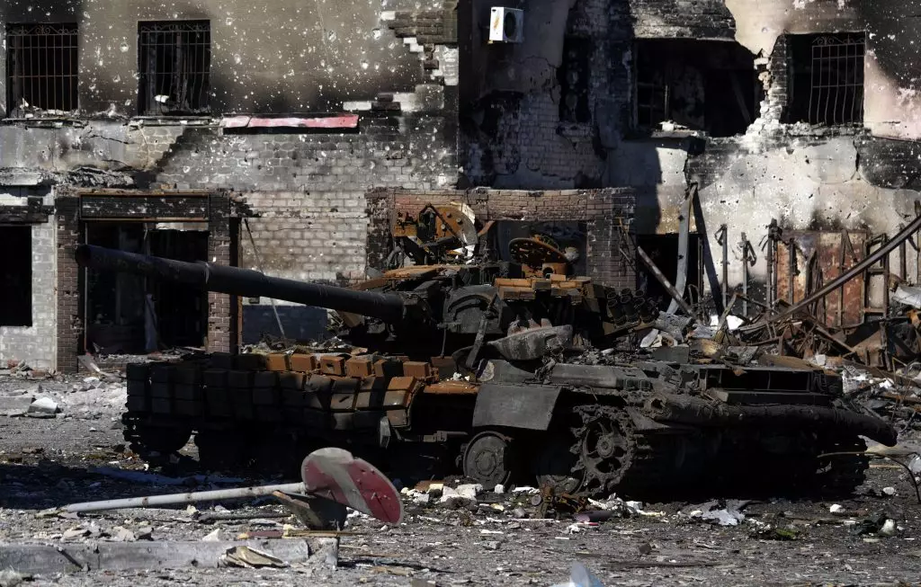 Sebuah kendaraan militer rusak di jalan-jalan yang dibom di kota Mariupol, Ukraina, pada 21 Maret 2022. Foto oleh Stringer/Anadolu Agency via Getty Images.