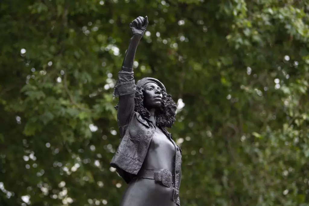 Chojambula chatsopano, chojambulidwa ndi wojambula wakumaloko a Marc Quinn, wa Black Lives Matter protestor Jen Reid wayimirira pansanja pomwe chiboliboli cha Edward Colston chinali kuima pa Julayi 15, 2020 ku Bristol, England. Chithunzi chojambulidwa ndi Matthew Horwood/Getty Images.