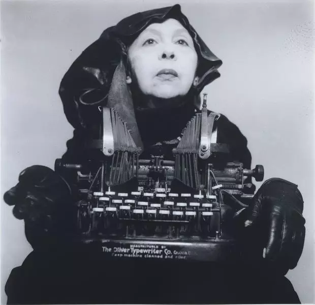 Geta Brătescu, Doamna Oliver în costum de călătorie (Lady Oliver fil-kostum tal-vjaġġ tagħha), 1980. Ritratt bil-kortesija tal-artist u Hauser & Wirth.