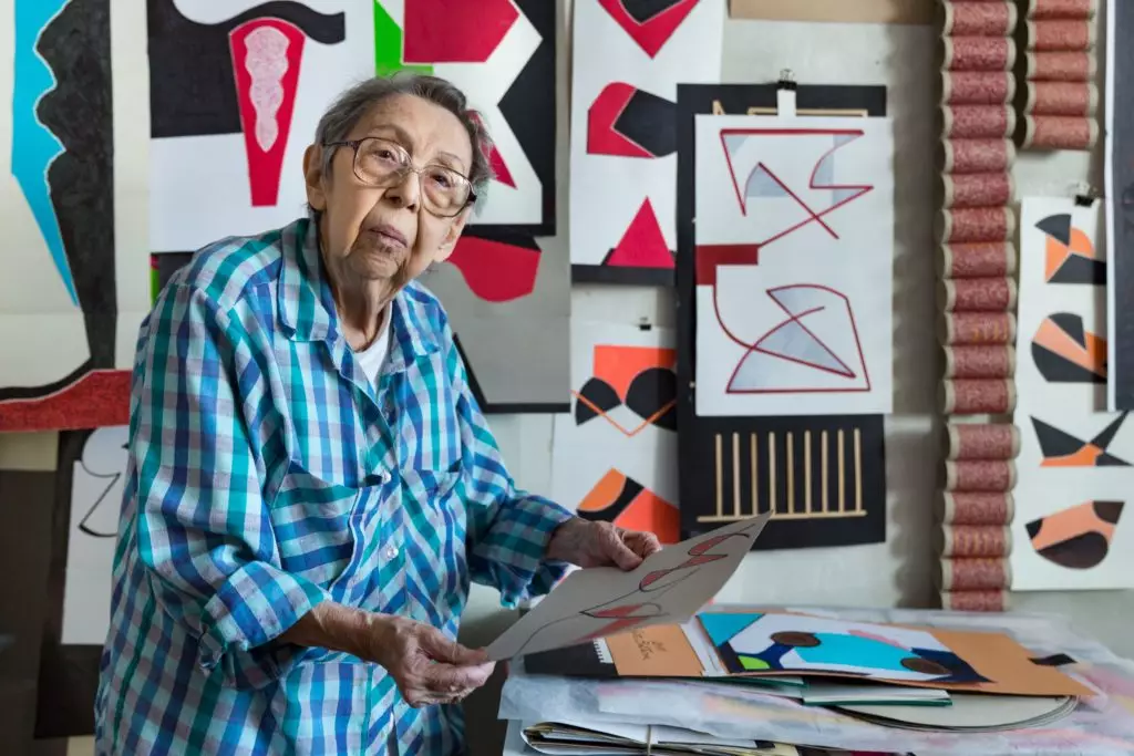 Geta Brătescu. Foto vum Cătălin Georgescu. Ugedriwwe vum Kënschtler, Hauser & Wirth, an Ivan Gallery.