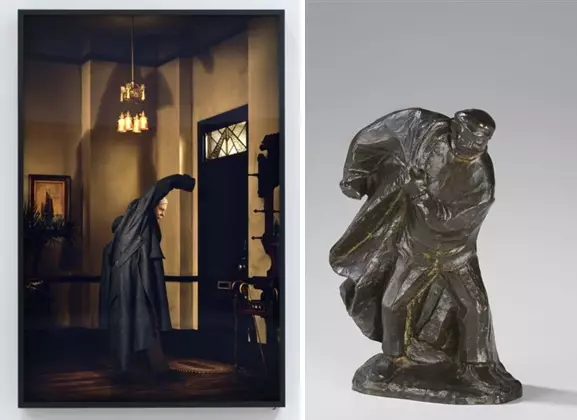 L: Penarik Kot Rodney Graham (2017). Ihsan artis. R: Der Mantelanzieher karya Ernst Barlach (1913). © Estet Ernst Barlach.