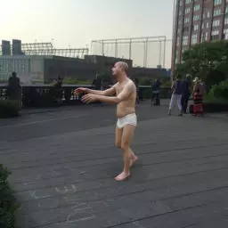 Lihat Foto Paling Pelik Tony Matelli's High Line Sleepwalker 10694_2