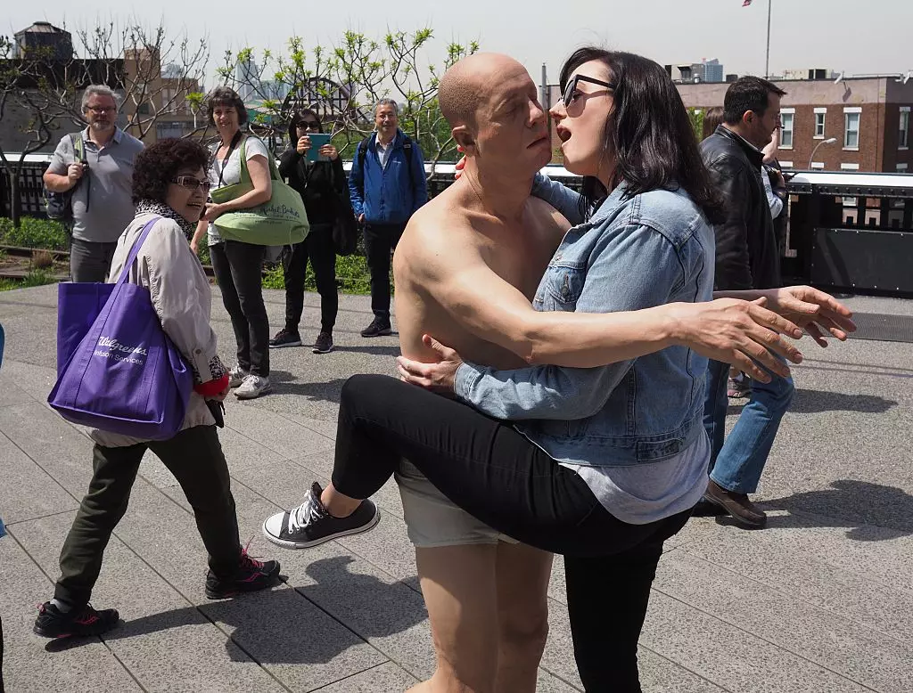 En Tourist ëmfaasst de Kënschtler Tony Matelli